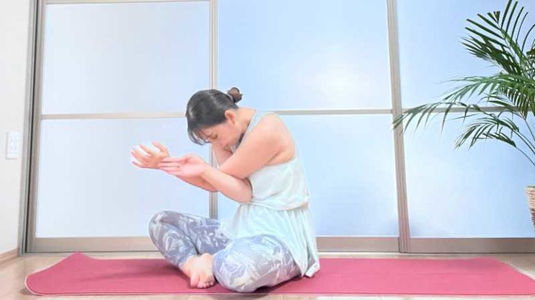 ツラくなる前に、ヨガでケア！1日5分「〇〇肩」の予防と改善のヨガ - YogaFull