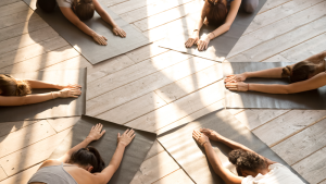 【ヨガ初心者向け】ヨガポーズを続けるメリットと初心者におススメのヨガ基本ポーズ3選 - YogaFull